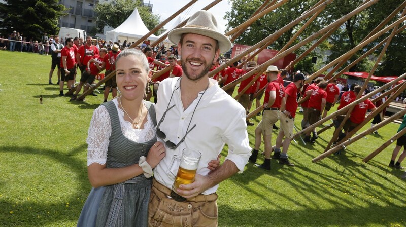 On the Stiegl meadow - Austrian Kiwi helped put up the maypole | krone.at