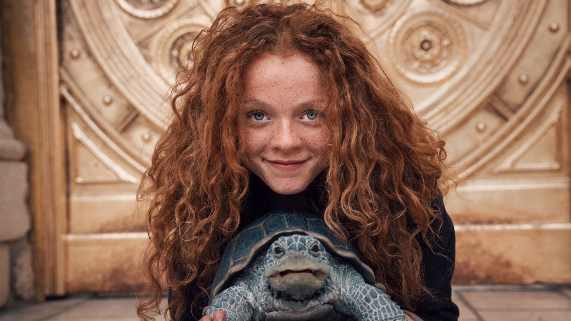 First photos - Fiery red hair! This is what the new Momo looks like ...