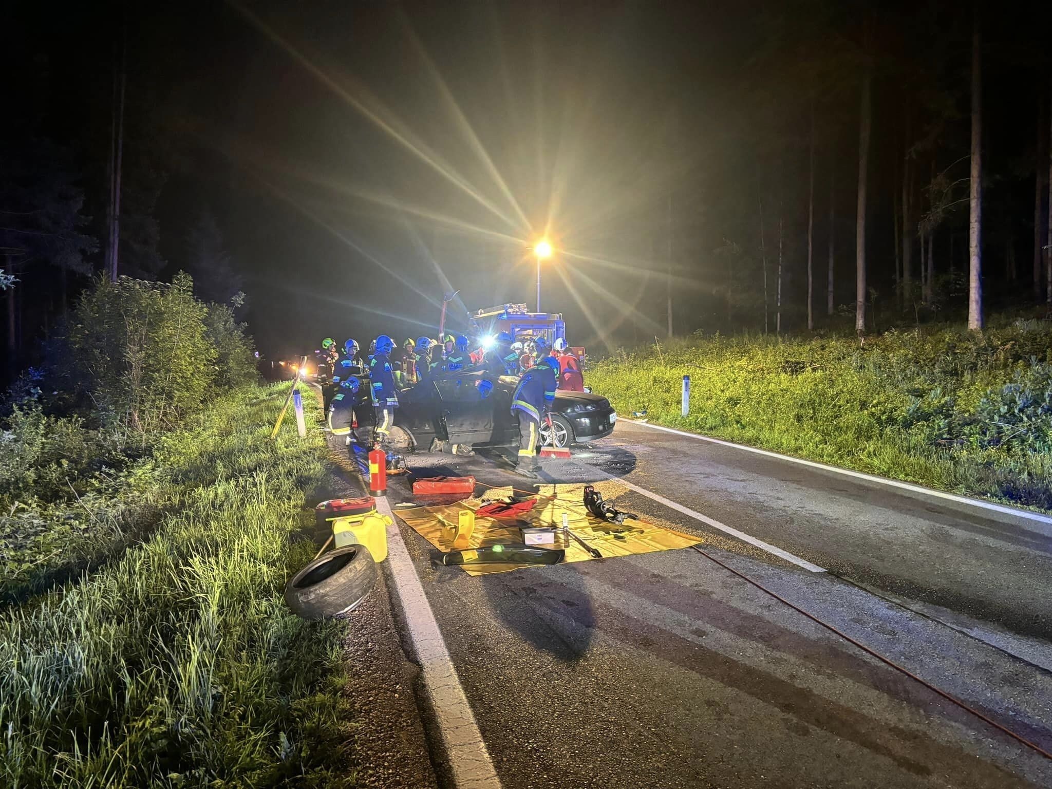 Schwerer Frontal-Crash - Verletzte Beifahrerin (19) aus Wrack geschnitten | krone.at