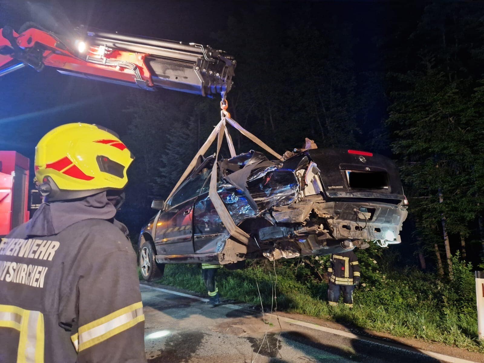 Schwerer Frontal-Crash - Verletzte Beifahrerin (19) aus Wrack geschnitten | krone.at