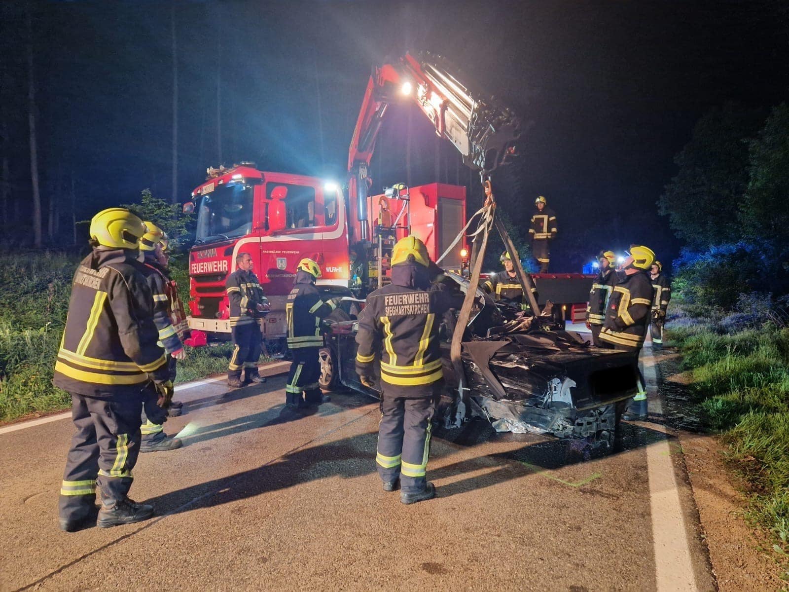 Schwerer Frontal-Crash - Verletzte Beifahrerin (19) aus Wrack geschnitten | krone.at