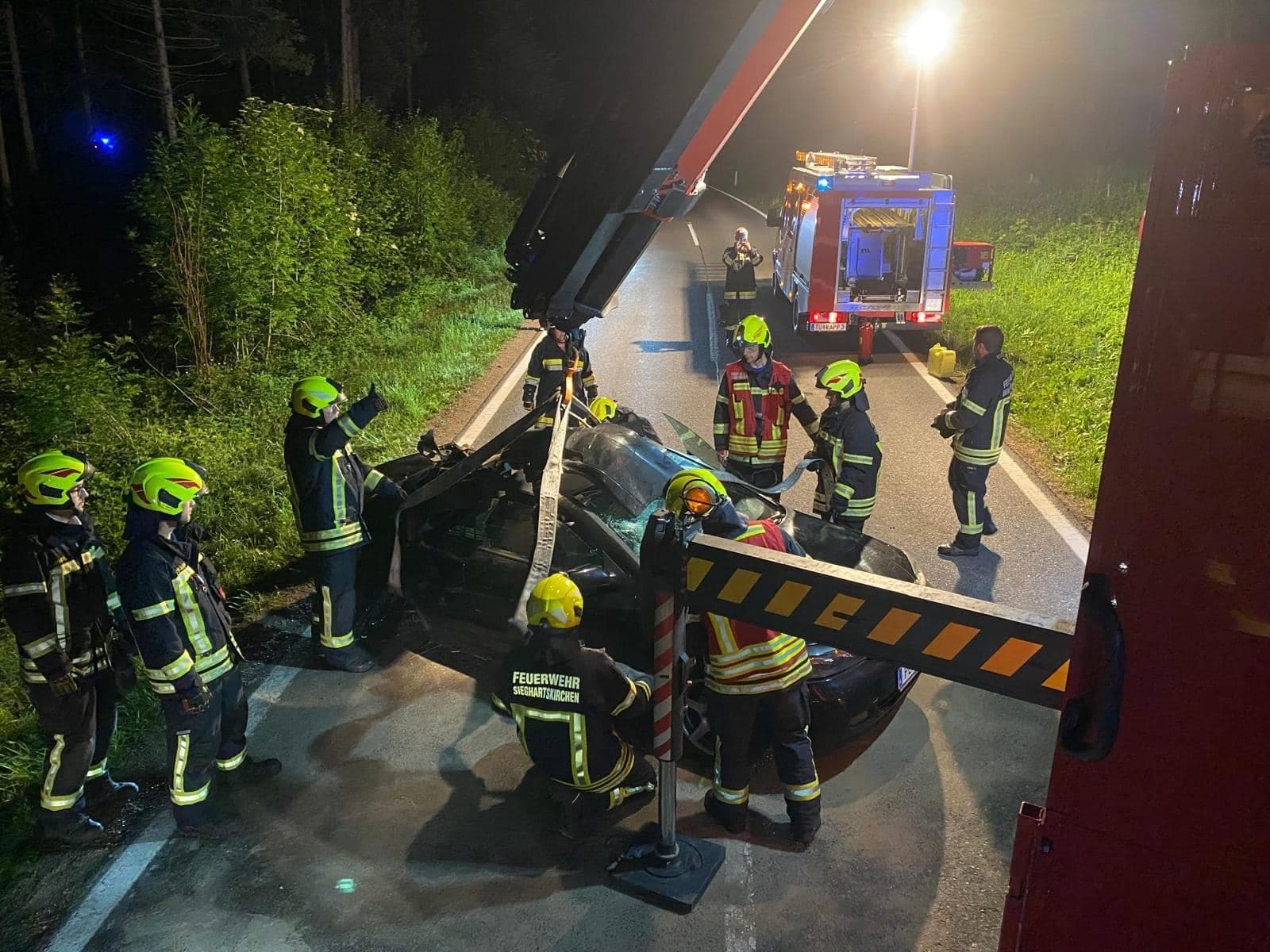Schwerer Frontal-Crash - Verletzte Beifahrerin (19) aus Wrack geschnitten | krone.at