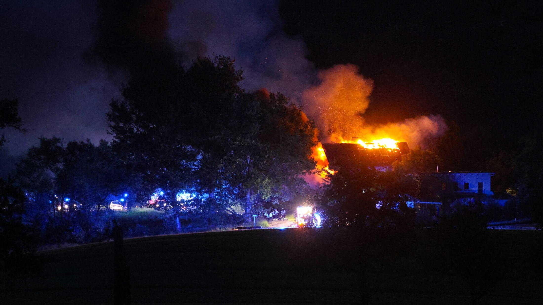 Bewohner gerettet - Ein Dutzend Feuerwehren bei Hausbrand im Einsatz ...