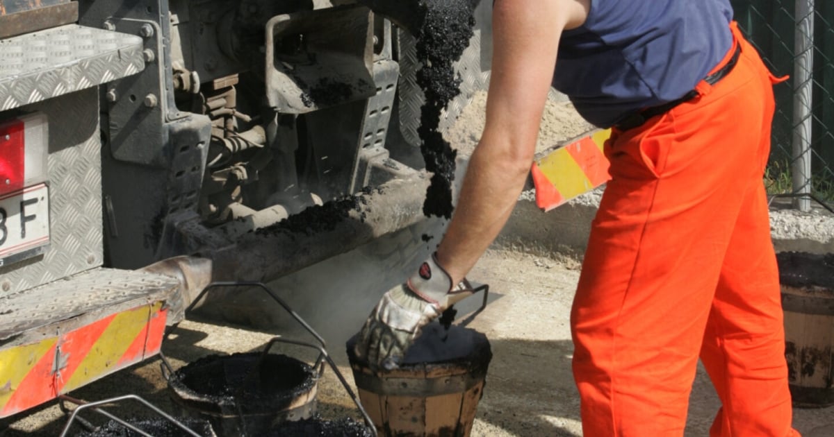Schwere Verbrennungen - Arbeiter von 180 Grad heißem Bitumen übergossen ...