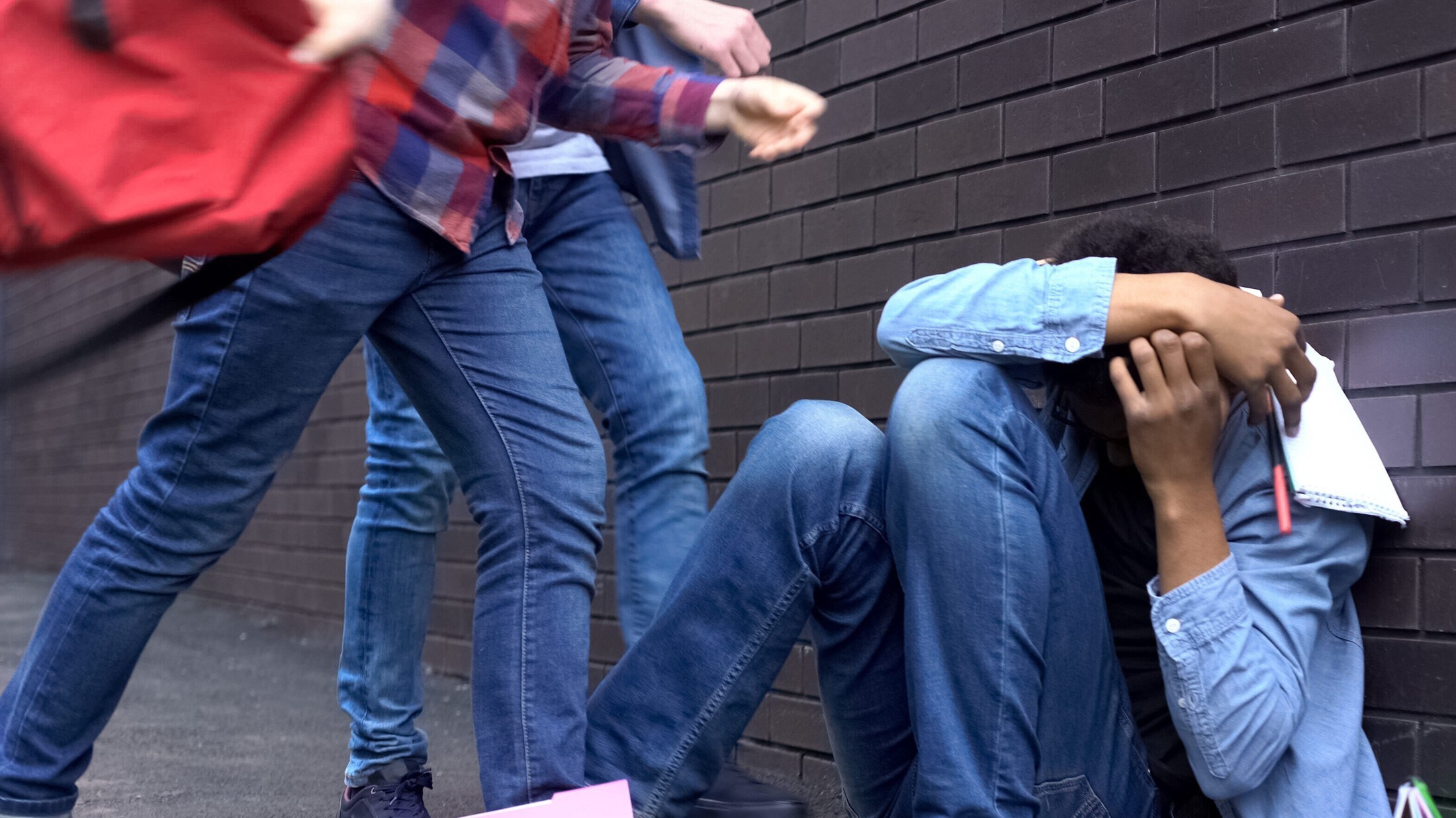 Festnahme bei Fahndung - Vier gegen einen: Bub attackiert und ...