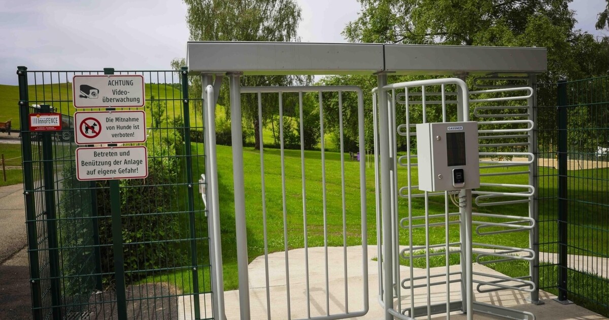 Cashiers are missing - You can only get into this outdoor pool with an ...