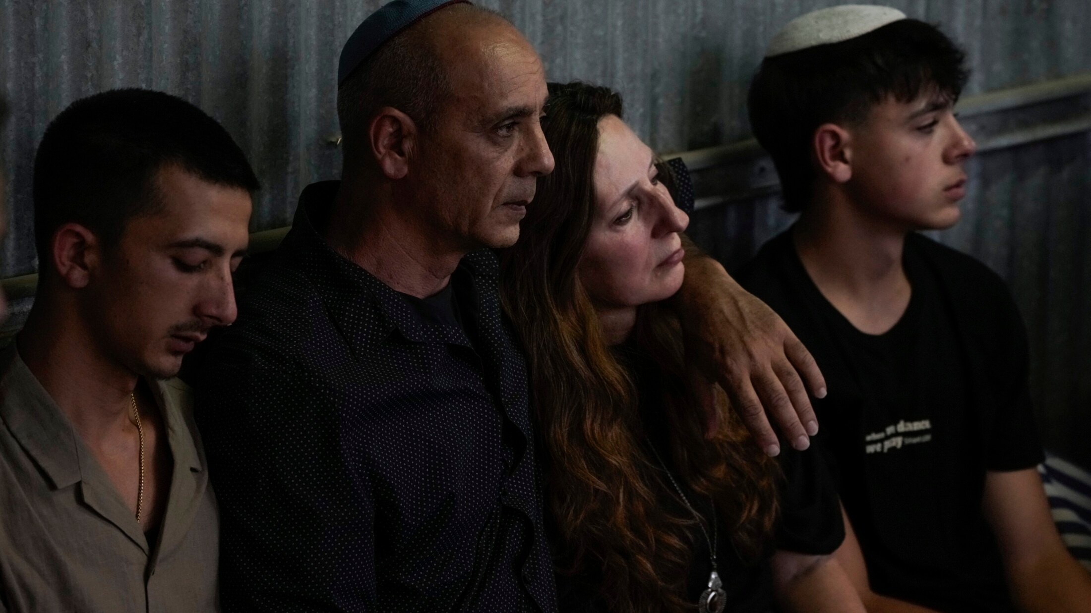 Von Hamas ermordet - Hunderte Trauergäste bei Beisetzung von Shani Louk ...