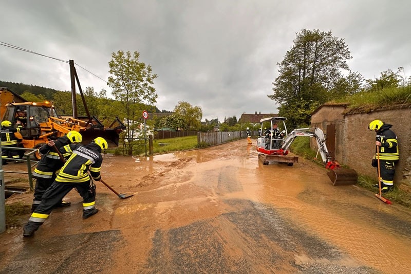 Unwettereinsatz in NÖ - Starkregen: Garagen, Keller und Straßen überflutet | krone.at