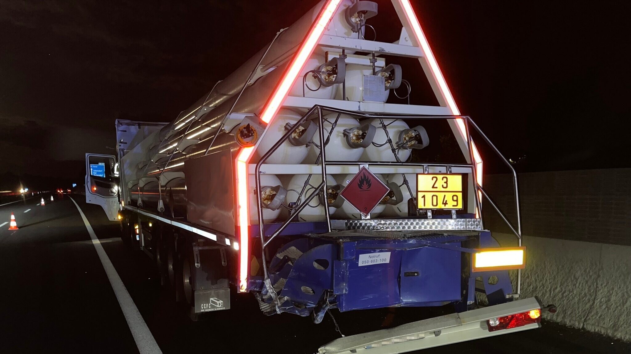 Dangerous accident - Coach crashes into hydrogen truck on the A2 | krone.at