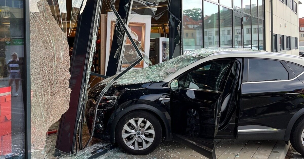 Enormous material damage - Car driver crashes into supermarket window ...