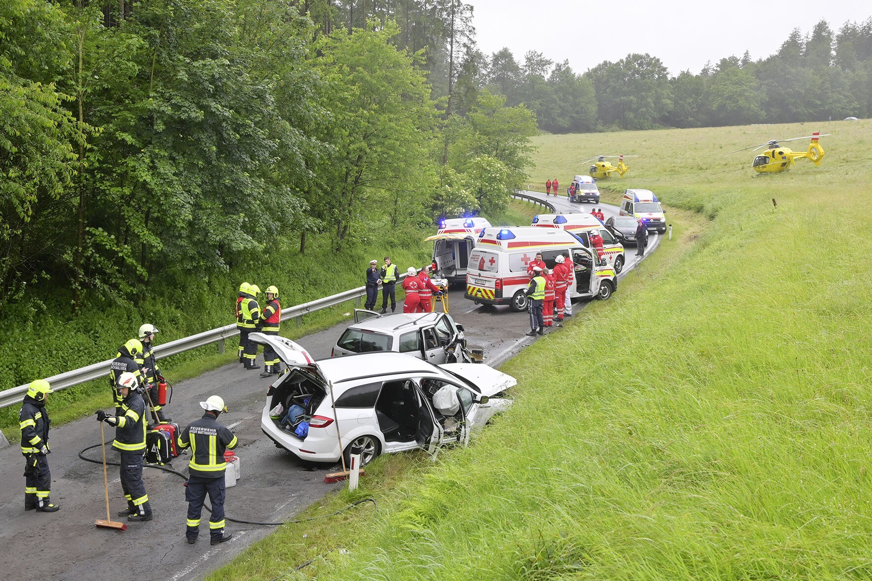 Darunter ein Säugling - Crash zweier Familienautos fordert neun Verletzte | krone.at