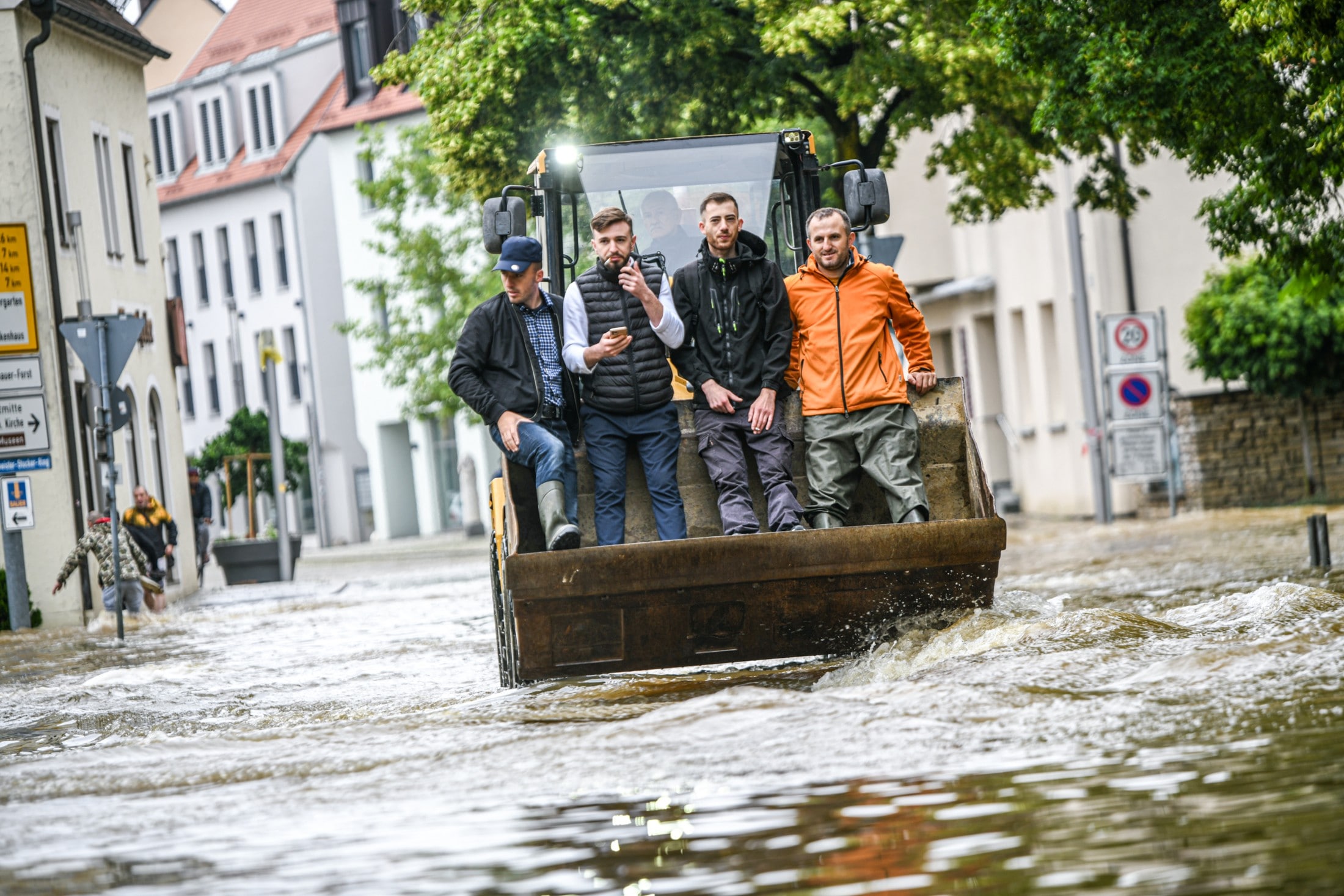 Flut in Süddeutschland - Starkregen: Hochwasserlage weiter angespannt ...