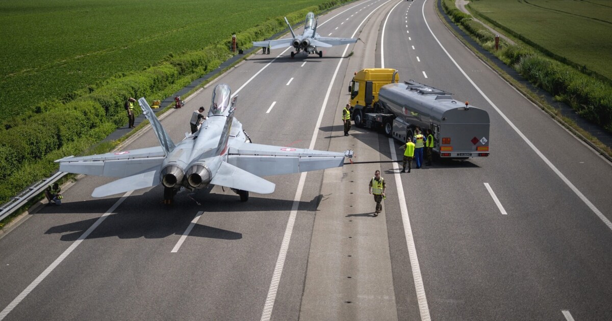 Test for war - Swiss fighter jets land in the middle of a highway ...
