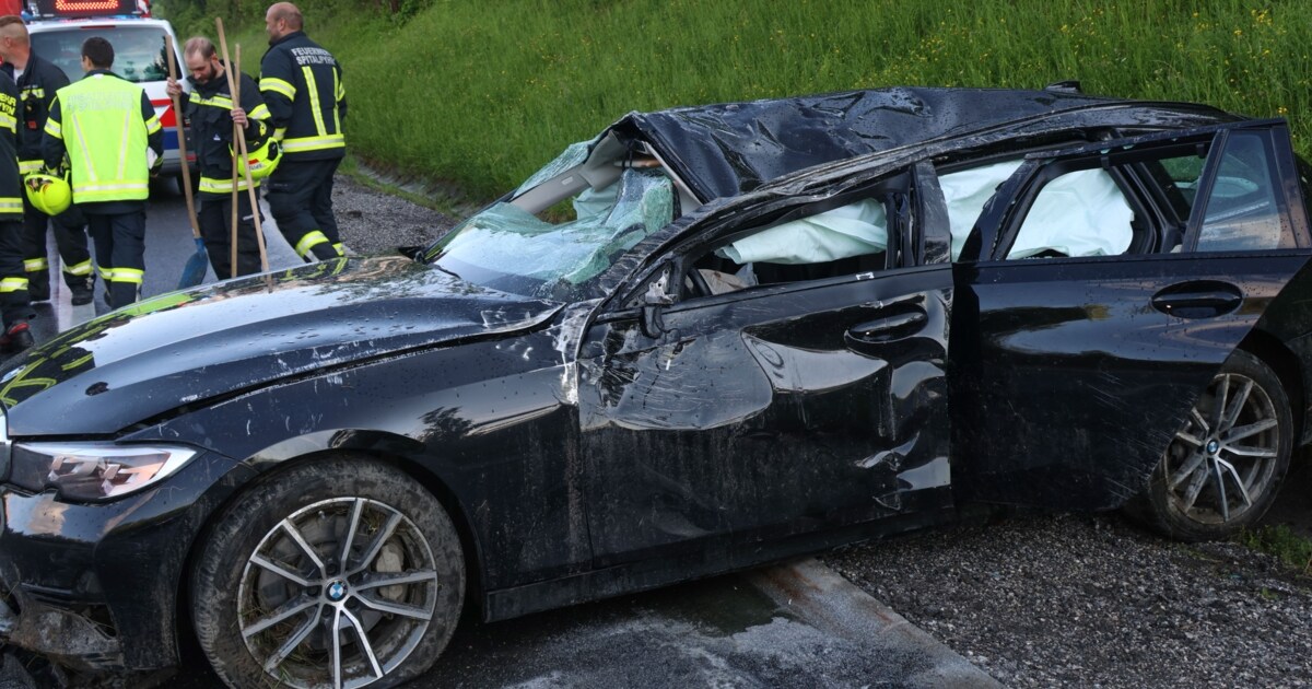 In Wrack eingeklemmt - Autobahn-Totalsperre nach mehrfachem Überschlag | krone.at