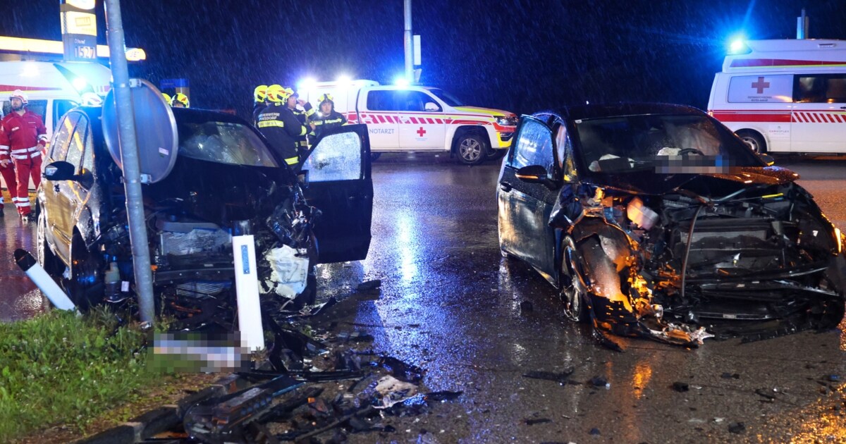 In Wrack eingeklemmt - Fünf Verletzte bei schwerem Crash während Gewitter | krone.at