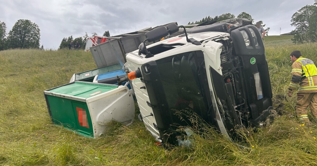 Car swerved - Truck over embankment and crashed ten meters | krone.at
