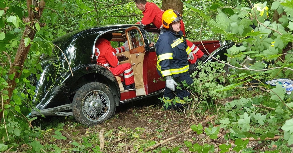Zwei Verletzte - Schwerer Unfall mit historisch wertvollem Oldtimer ...