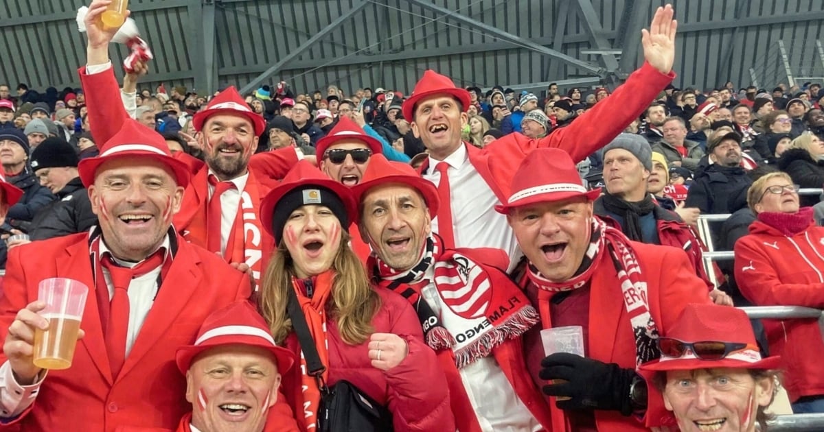 Red Hot Austrian Fans - The suits go to the EURO with a YouTube song ...