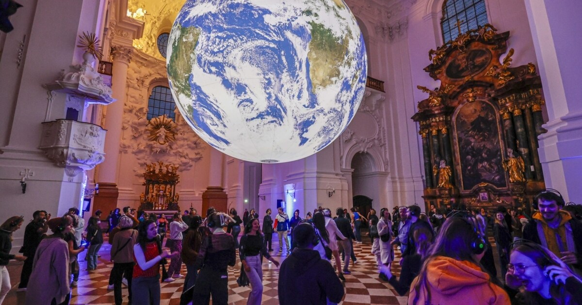 Summer scene highlight - Silent clubbing in the church at the end ...