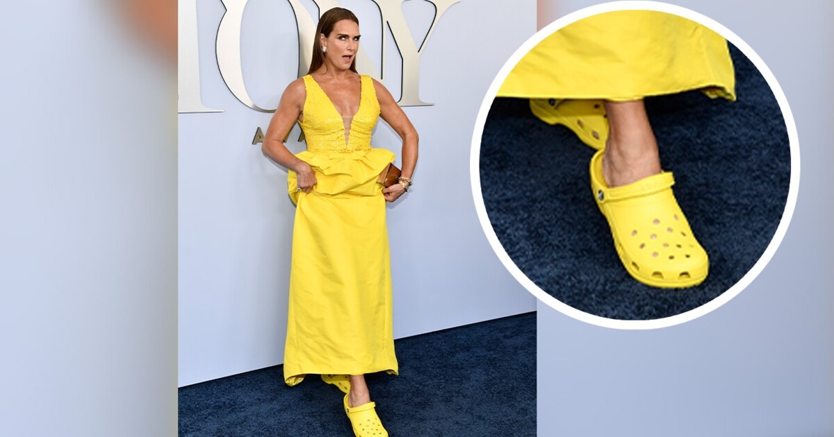 Schmerzhafte Fuß-OP - Shields posiert in knalligen Crocs & XL ...