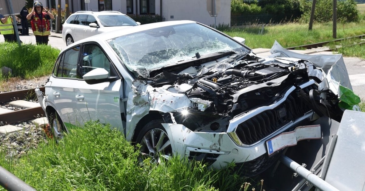 Shock for passengers - Car driver hit by train on level crossing | krone.at