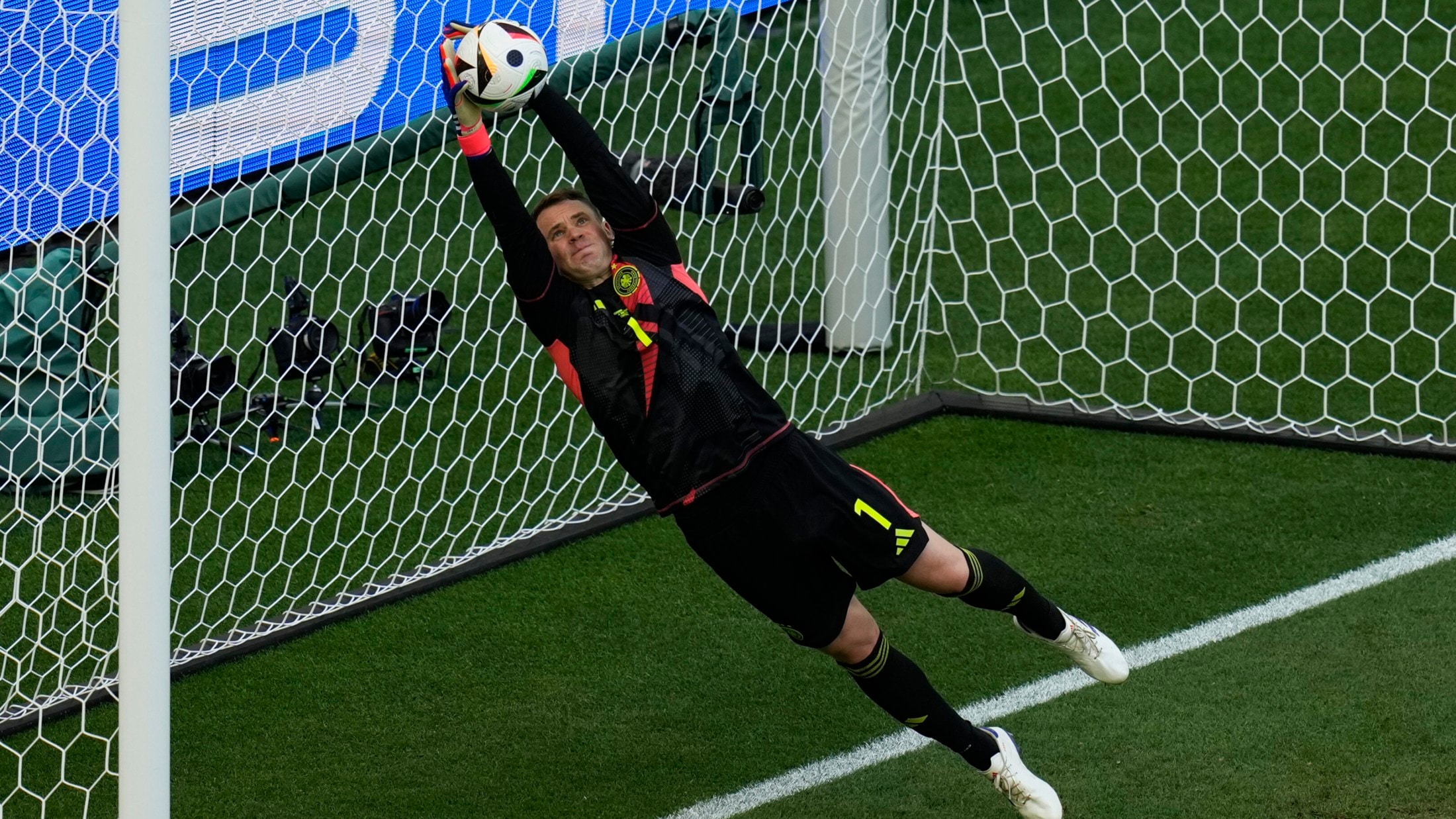 DFB-Abschied von Neuer - „Manu hat das Torhüterspiel revolutioniert ...