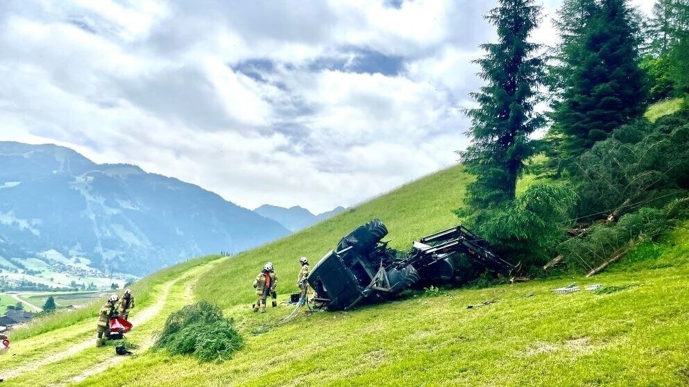 At the last second - Driver jumped out of falling tractor | krone.at