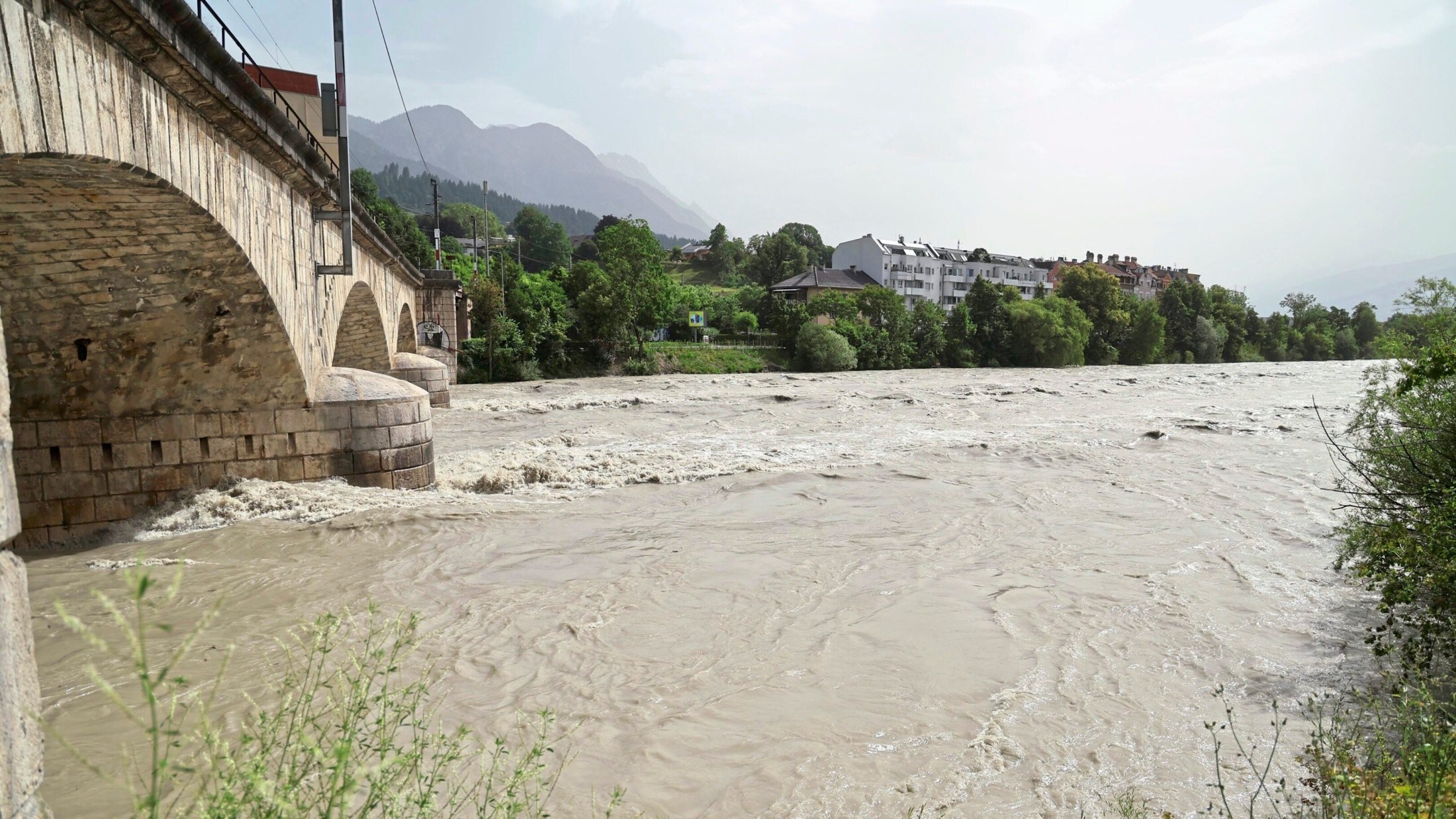 Schneewasser, Unwetter - Flusspegel steigen: Bangen vor Hochwasser in ...