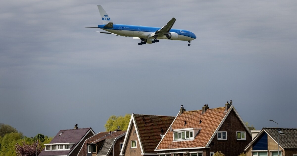 Group threatened with prosecution - Defect: Boeing 777 forced to turn ...