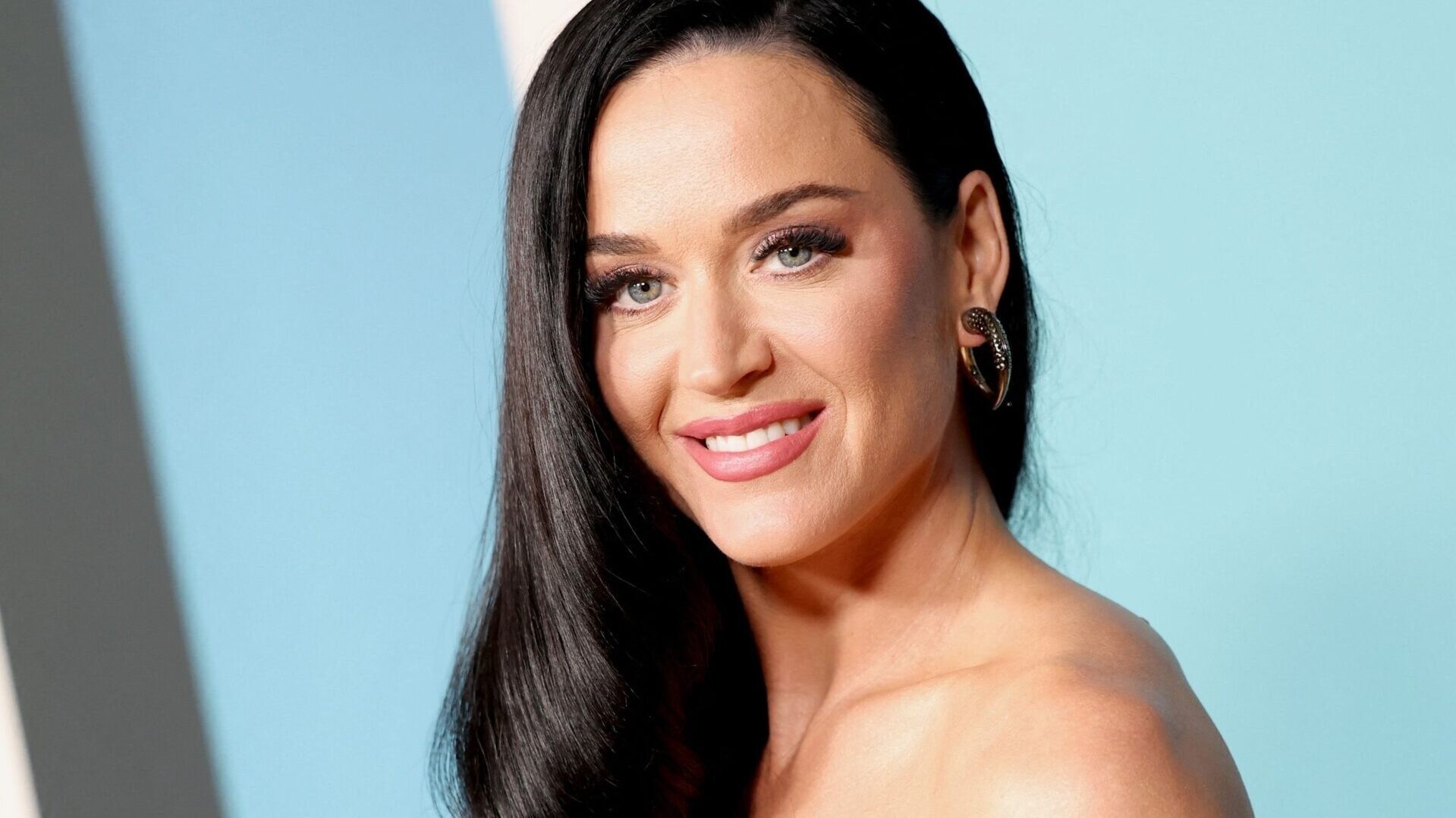 Dögös cut-out megjelenés - Perry egy leheletnyi semmiben csábít a ...