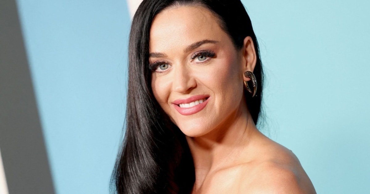 Heißer Cut-out-Look - Perry verführt in Hauch von Nichts auf dem ...