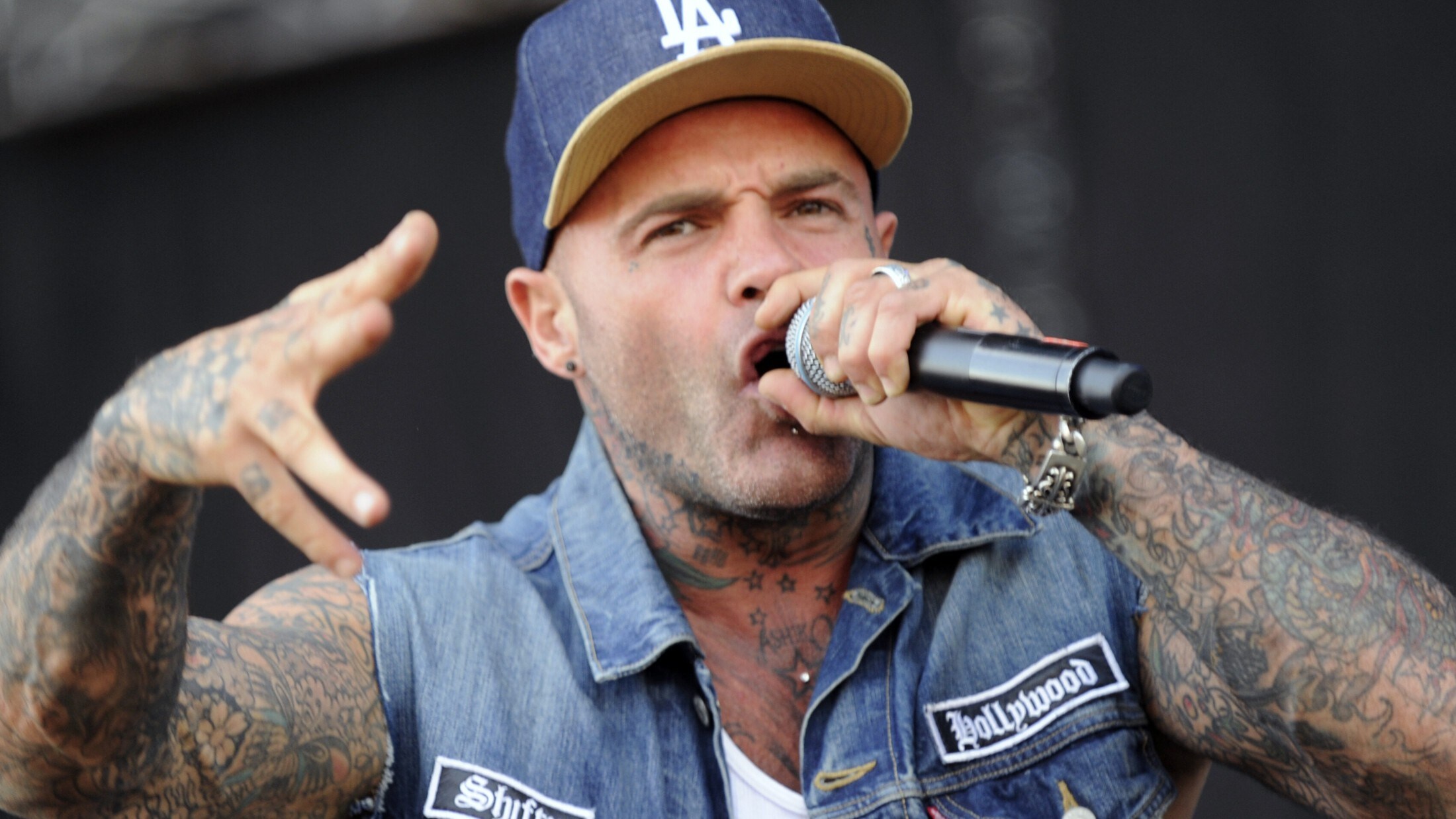 Sadece 49 yaşındaydı. - Crazy Town’ın solisti Shifty Shellshock öldü ...