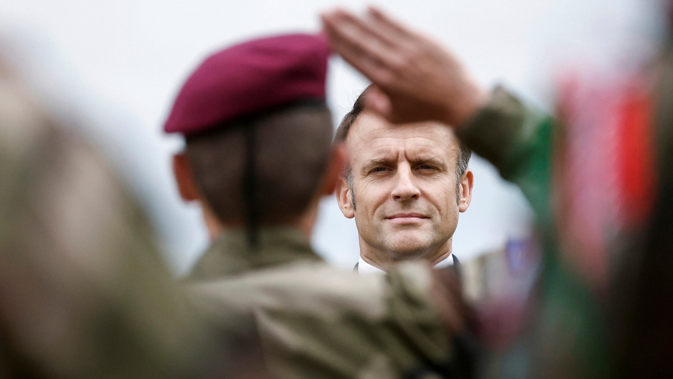 Nur ein „Ehrentitel“? - Le Pen zweifelt an Macron als Oberbefehlshaber ...