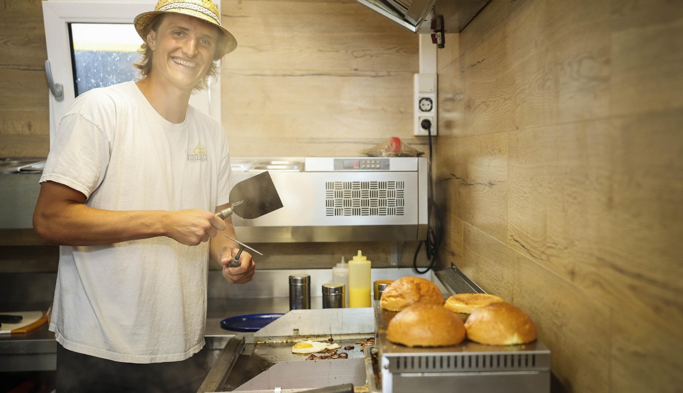 Nebenjob in Foodtruck - Mahlzeit! Fußball-Profi ist auch ein Burger ...