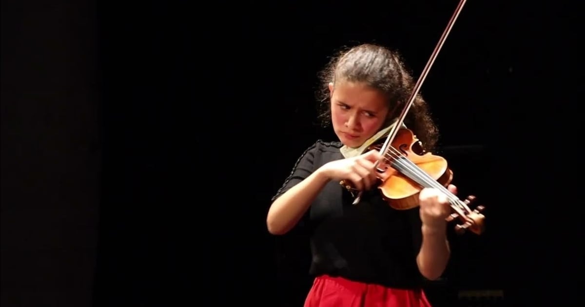 Instrument rescued - Young star violinist shows off her trash violin ...
