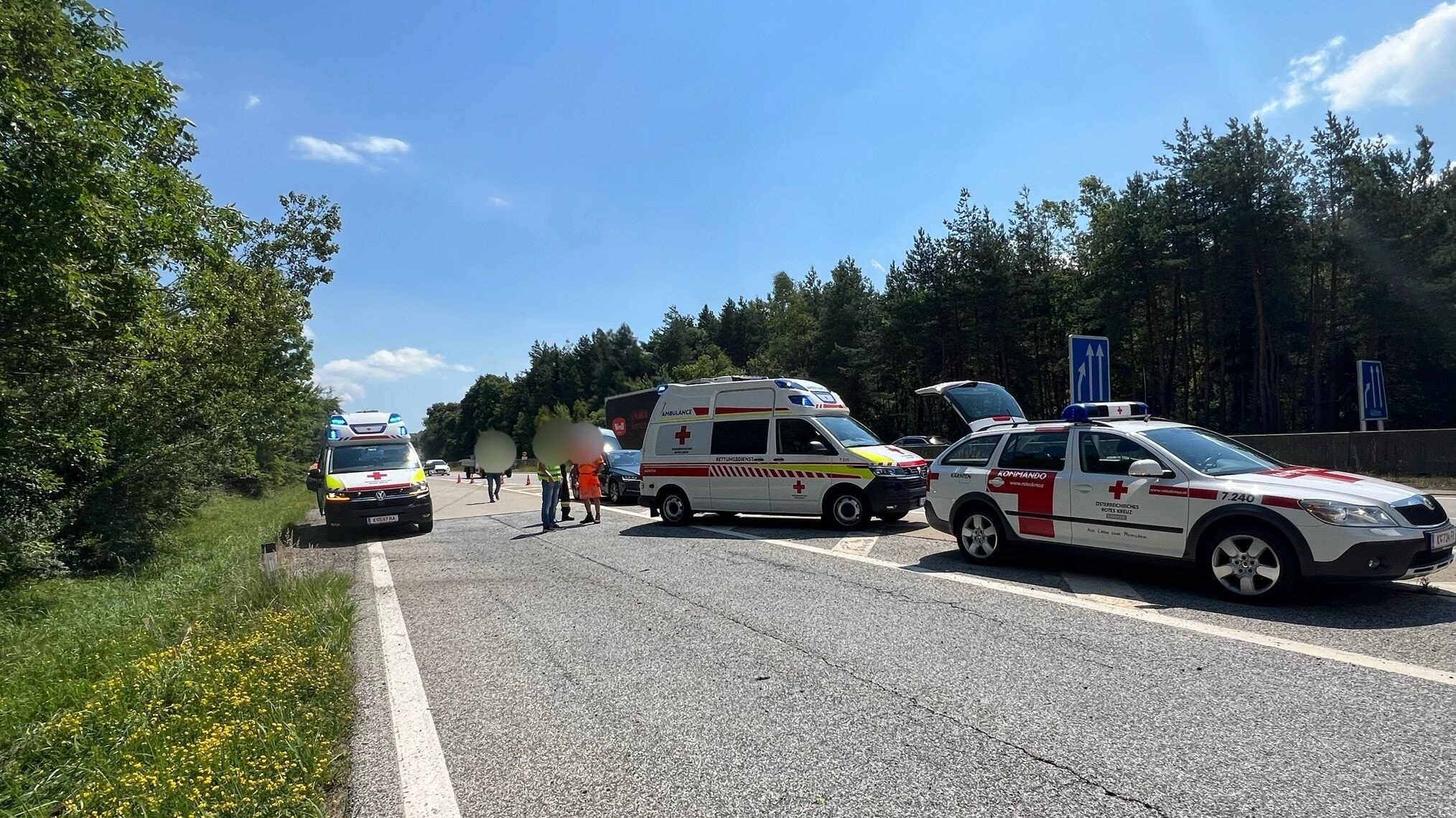 Einsatz auf der „Süd“ - Familie mit drei Kindern aus Wrack geborgen | krone.at