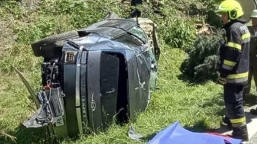 Einsatz auf der „Süd“ - Familie mit drei Kindern aus Wrack geborgen | krone.at