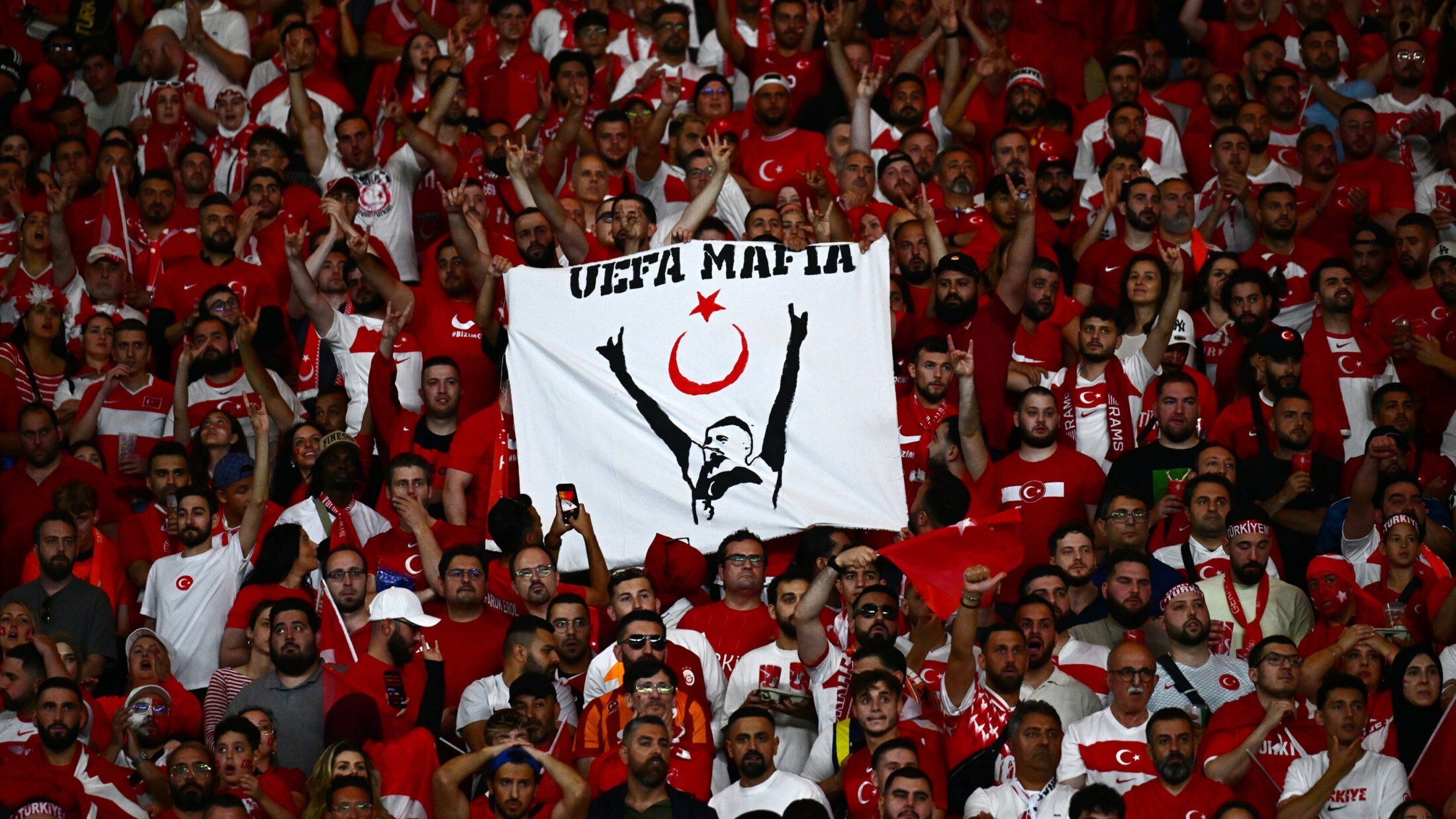 During the national anthem - Erdogan sees wolf salute from Turkey fans ...
