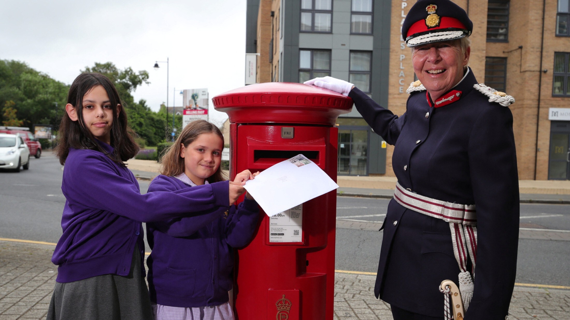 Royal premiere - First letterbox with Charles’ monogram unveiled | krone.at