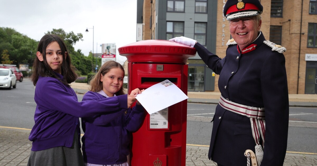Royal premiere - First letterbox with Charles’ monogram unveiled | krone.at