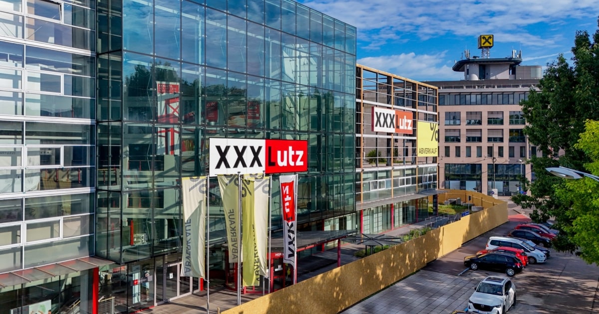 Becomes bank headquarters - Two months after closing: demolition of ...