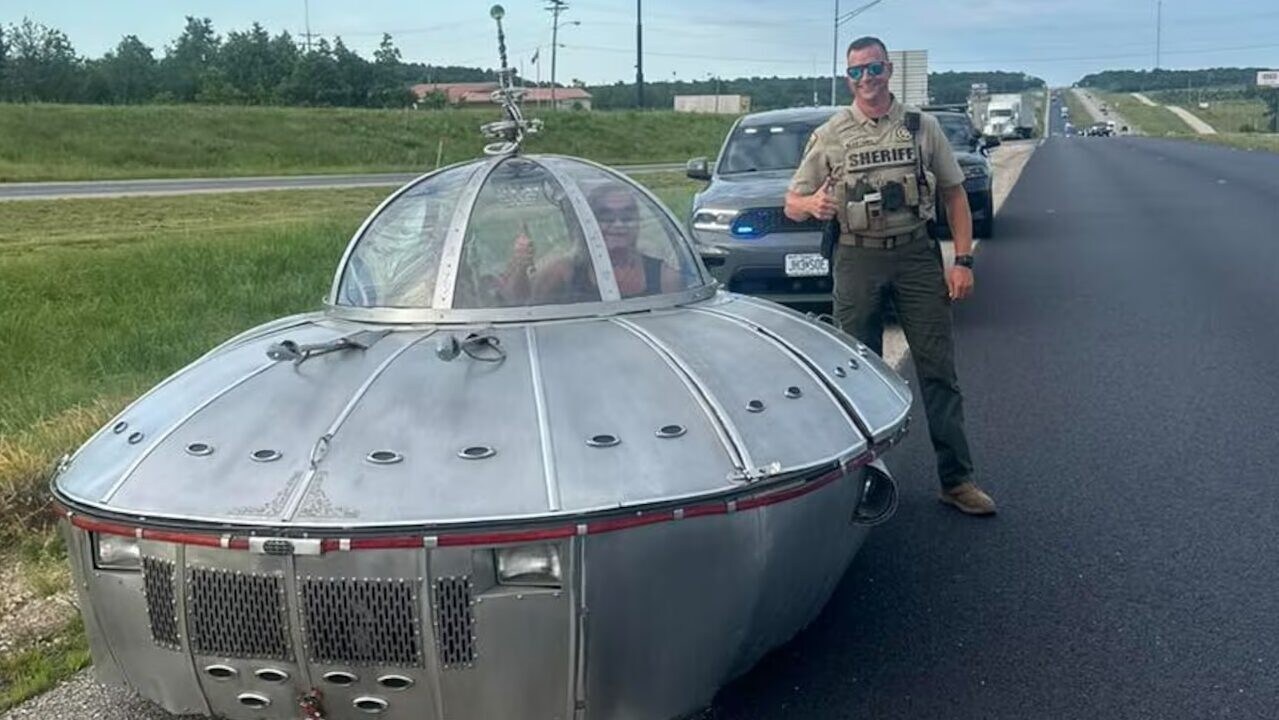 „In Frieden gekommen“ - Polizist stoppt Ufo auf Autobahn in Oklahoma ...