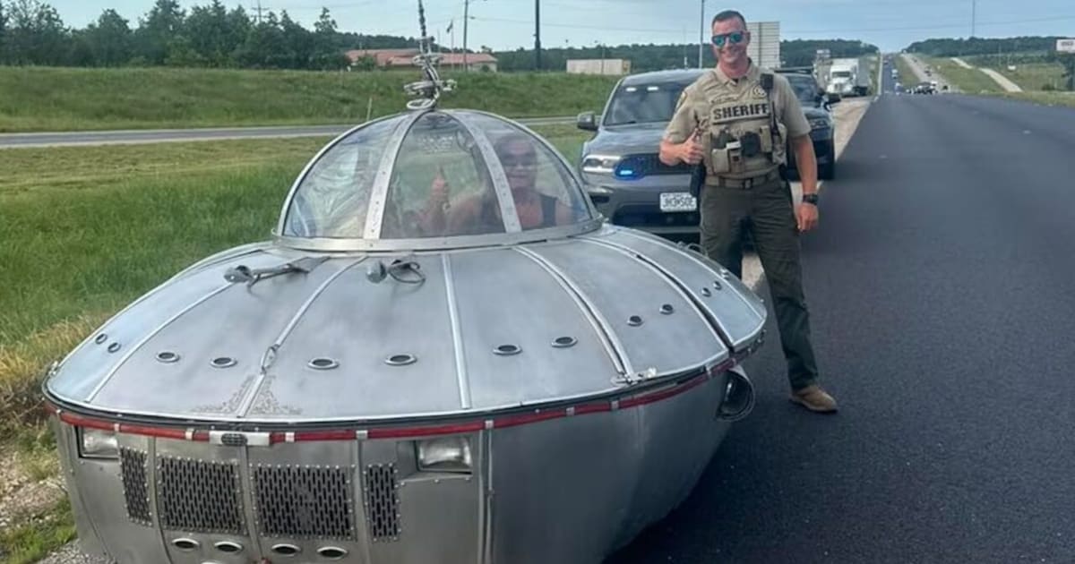„In Frieden gekommen“ - Polizist stoppt Ufo auf Autobahn in Oklahoma ...