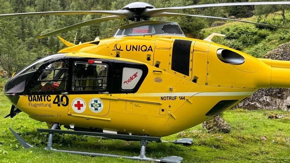 Difficult rescue - Two Nepalese were trapped in a material ropeway ...