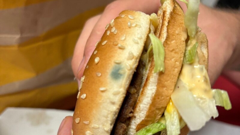 Disgusting criticism of the store - Yuck! Mold ran riot in burgers ...