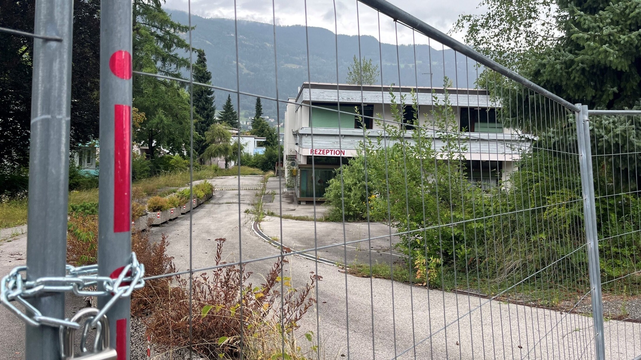 On the Carinthian lakeshore - “eyesore” costs 10,000 euros per month ...