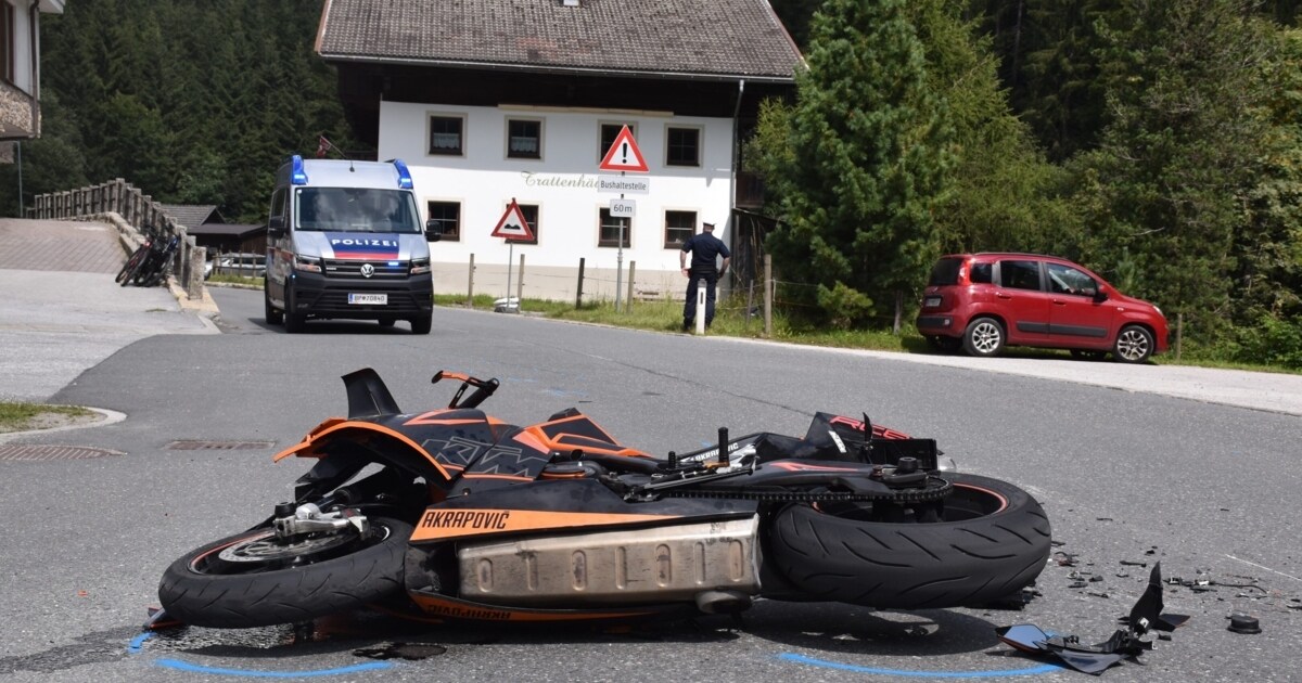 Crash im Zillertal - Motorradfahrer bei Unfall mit Auto schwer verletzt | krone.at