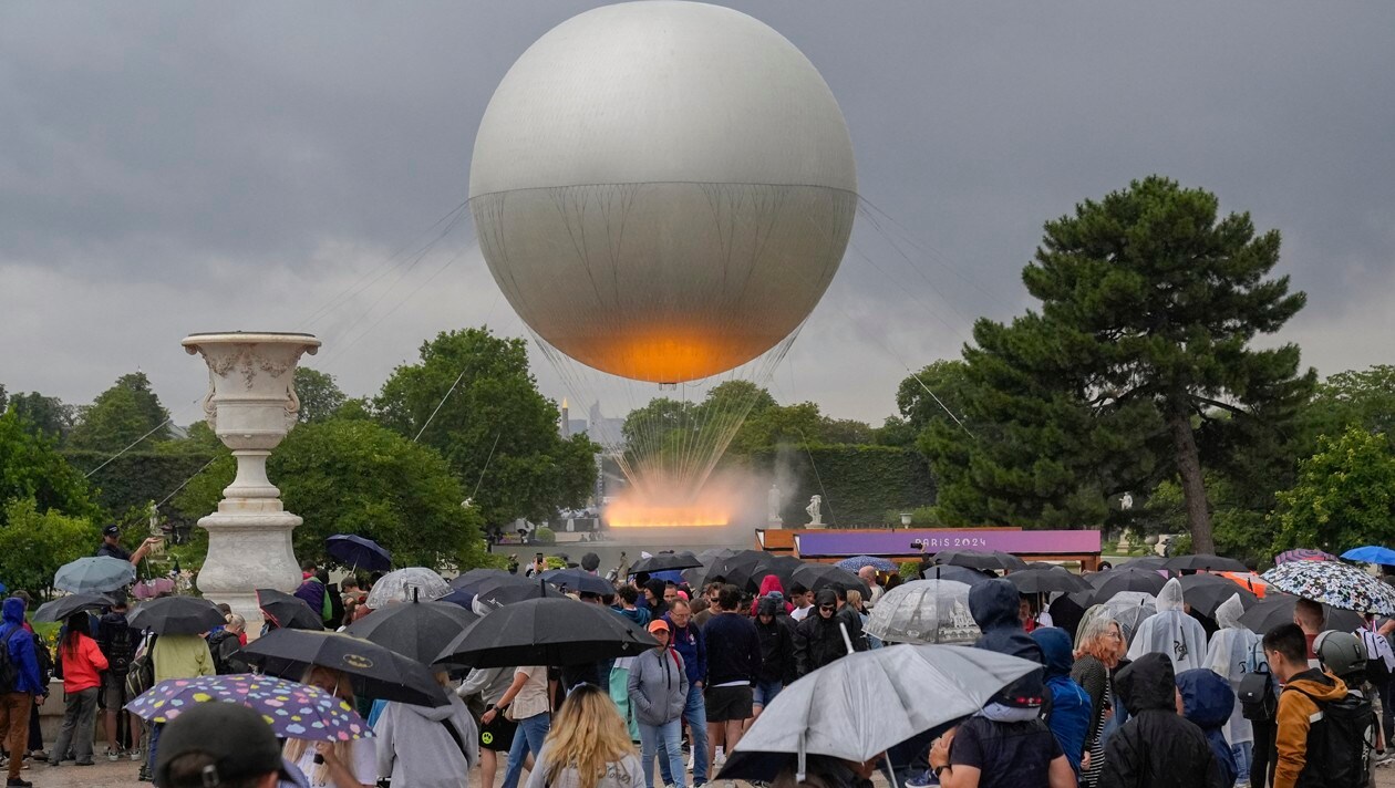 Highlight of the event - Paris wants the Olympic flame balloon back ...
