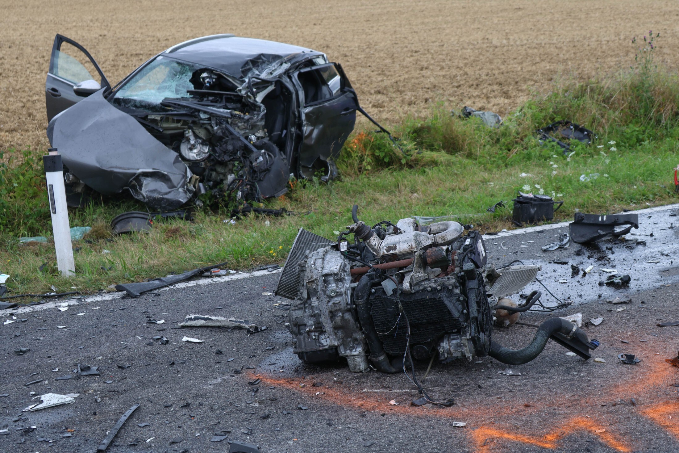 Schwere Verletzungen - Lenker nach Crash in zerstörtem Auto eingeklemmt ...