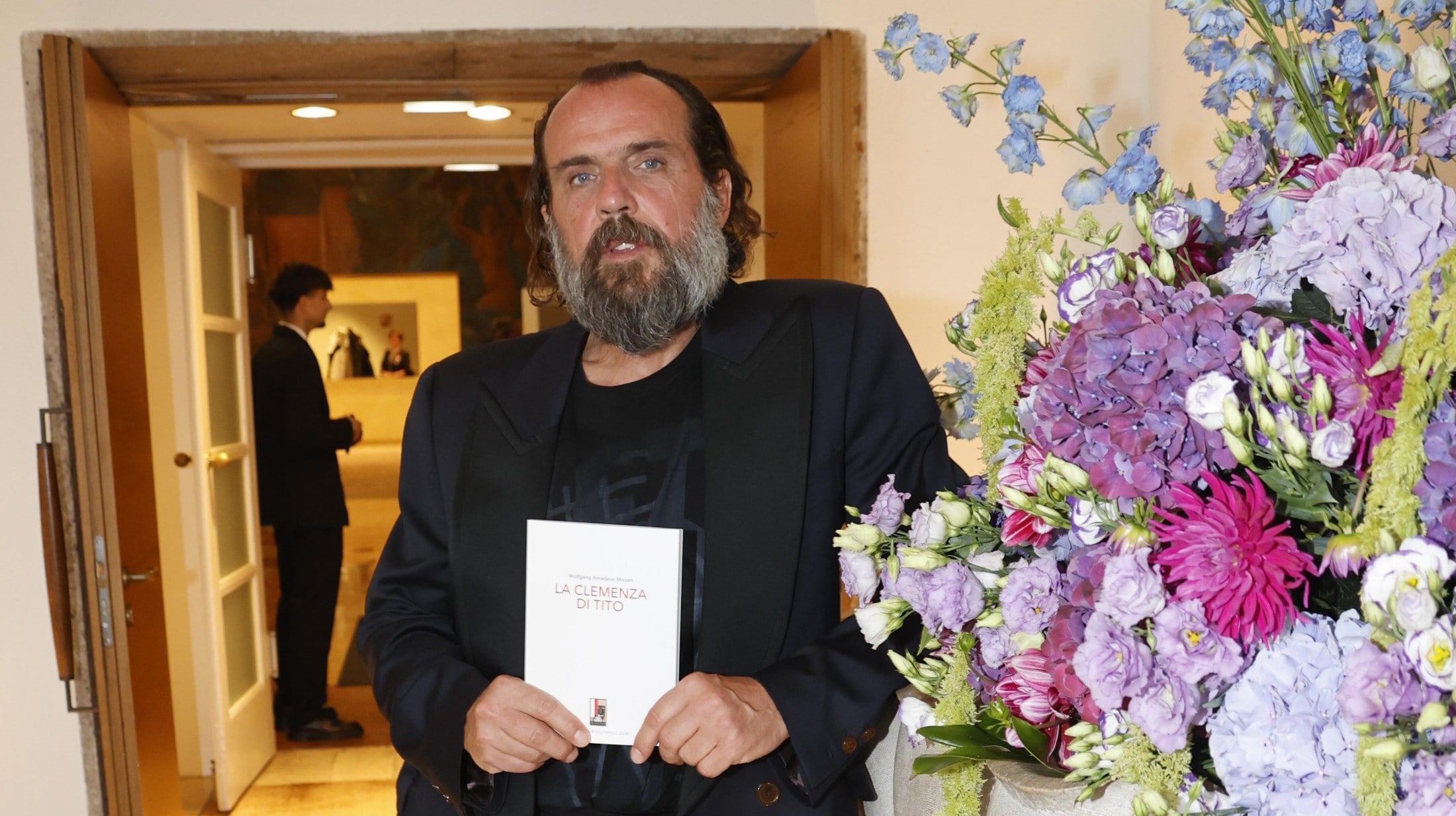 Bei Festspielen - Westwood-Witwer kam in Netzstrümpfen zur Premiere ...